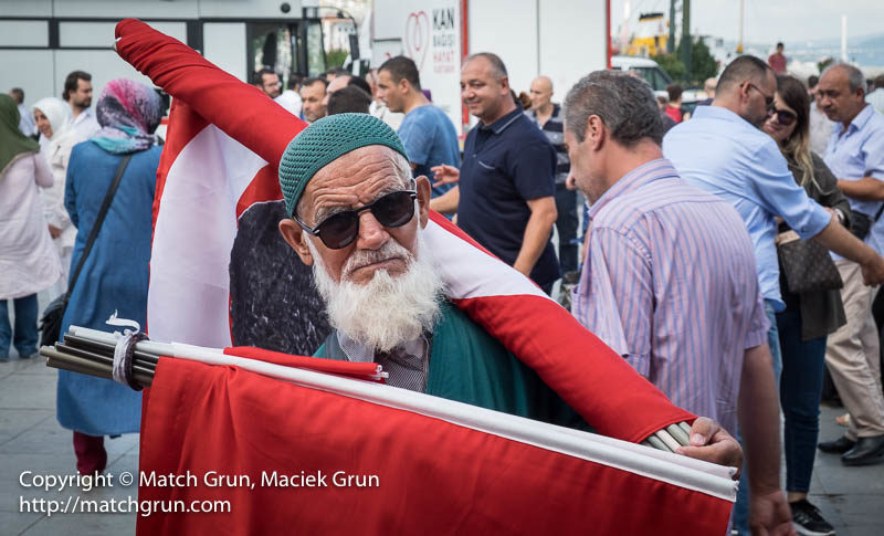 1799-0074-Turkish-Flag-Salesman | Photographer in Colorado